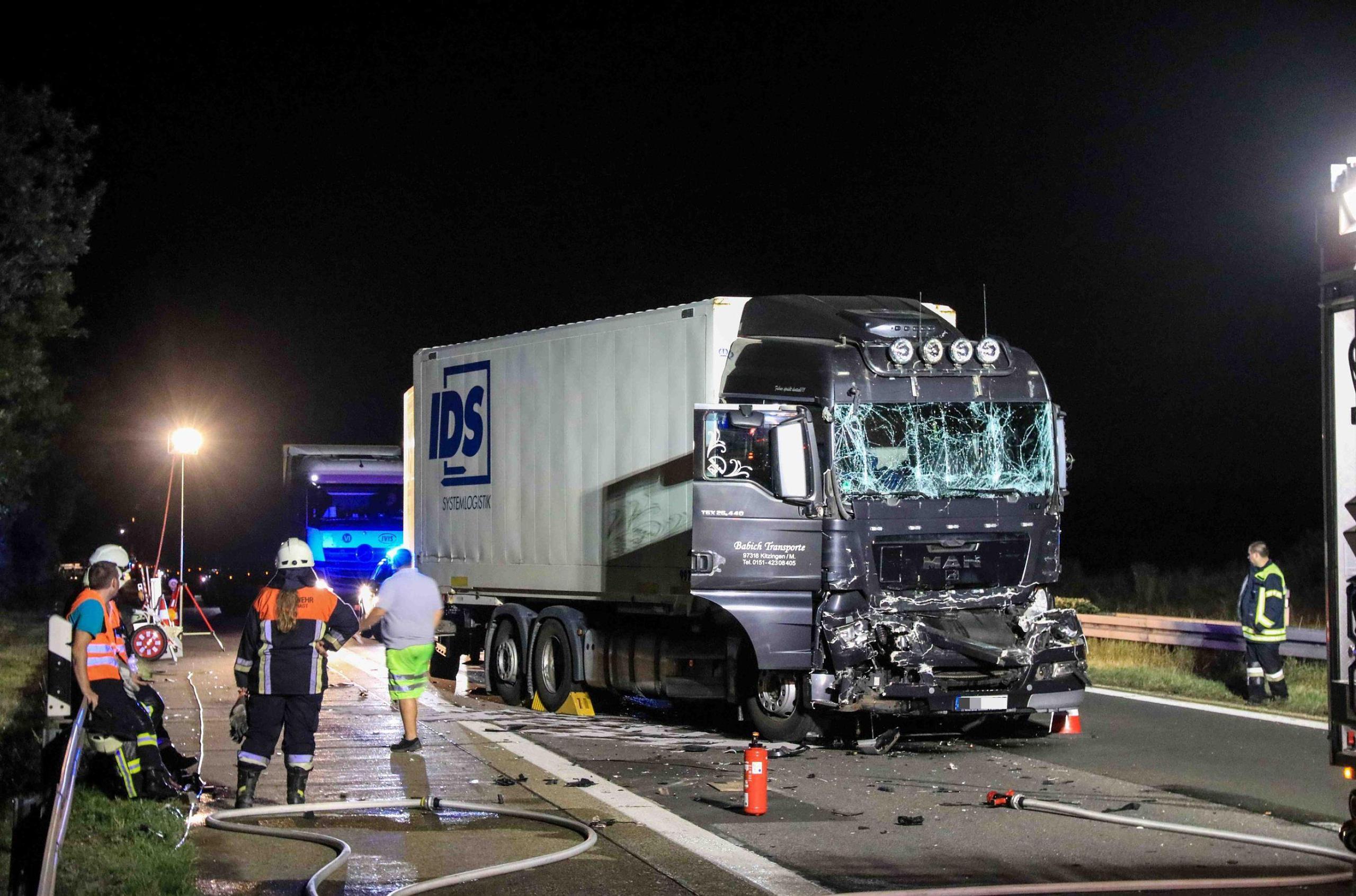 Sattelzüge fahren auf der A3 ineinander - stundenlange Behinderungen