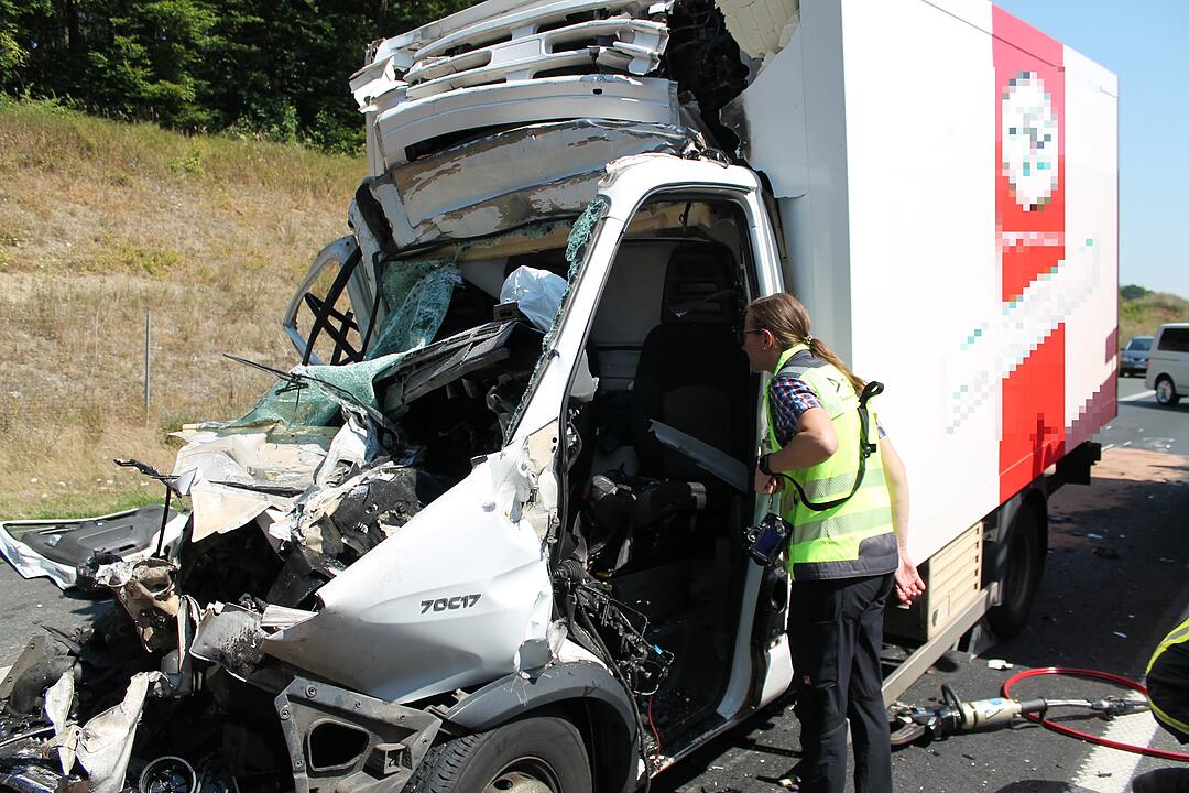 Tödlicher Unfall auf der A3: Auf Stauende aufgefahren - Lkw-Fahrer stirbt - Bildergalerie