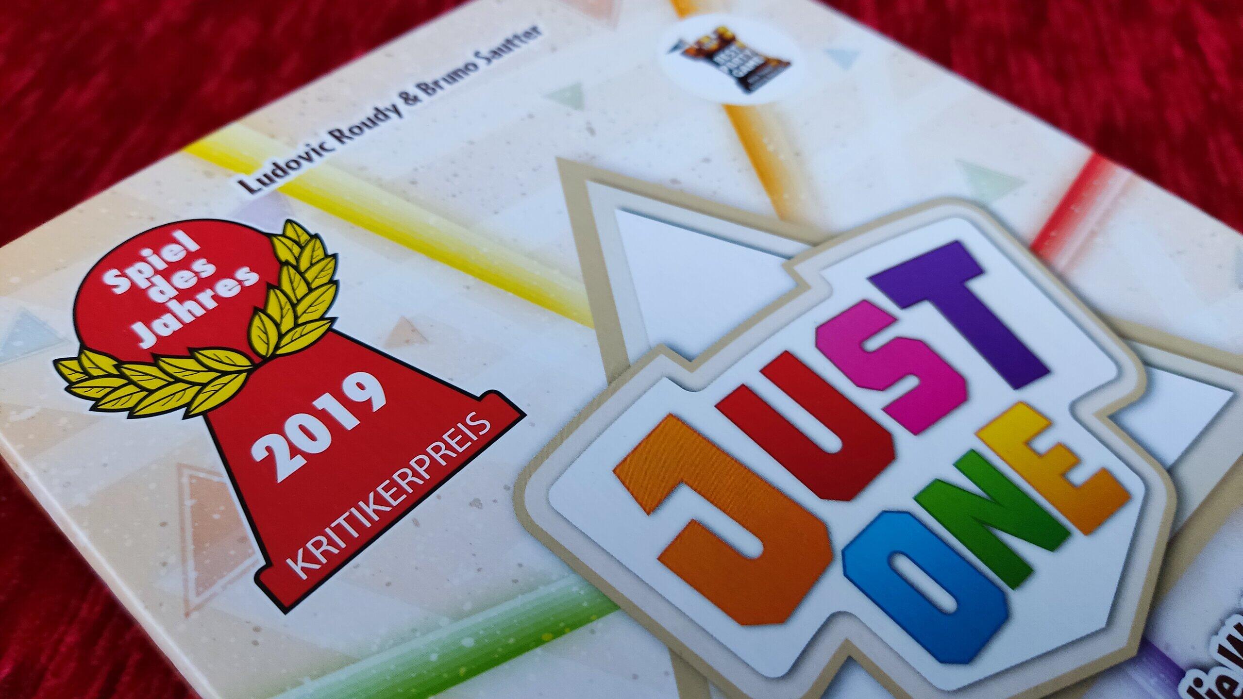Spiele-Test "Just One": Das wohl beste kooperative Partyspiel - so ...