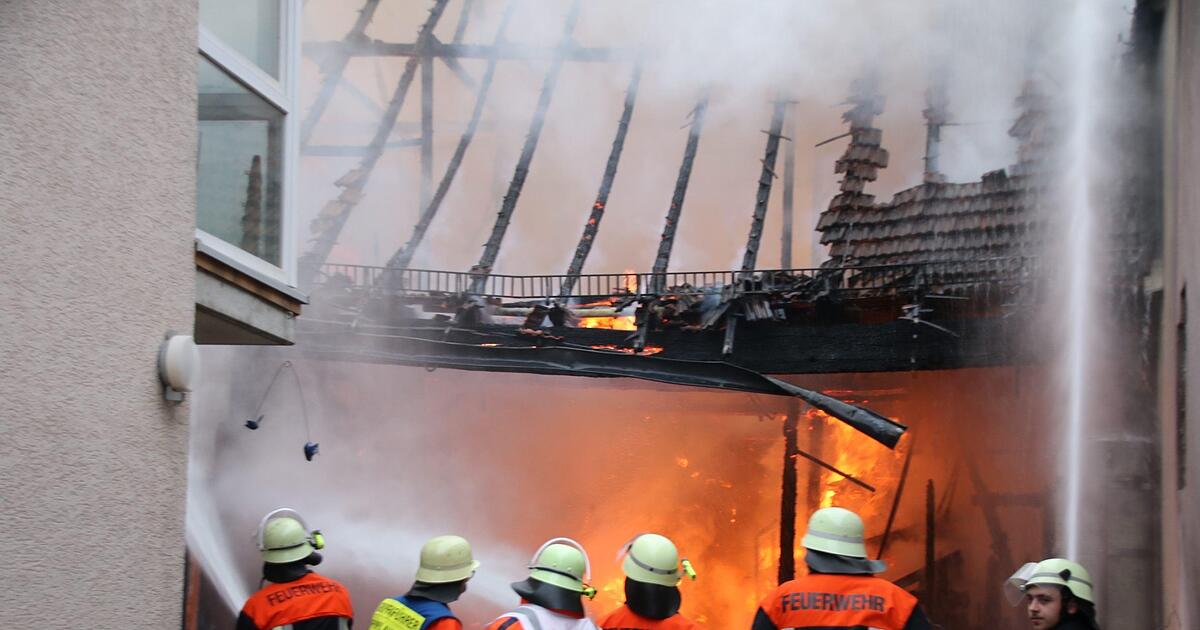 Großbrand in Poppenlauer: Scheune steht lichterloh in Flammen - Feuerwehrmann bei Löscharbeiten ...