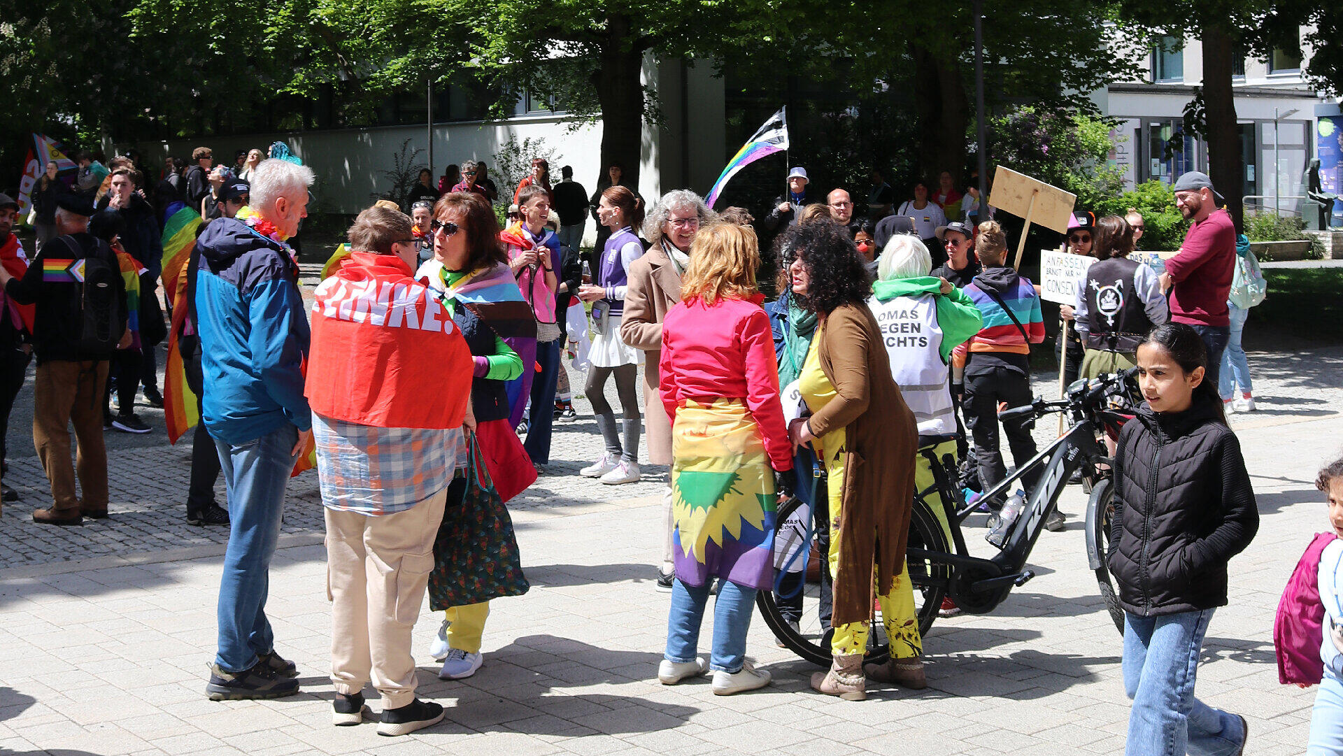 "Auch hier sind Menschen Queer" - Der zweite Christopher Street Day in ...