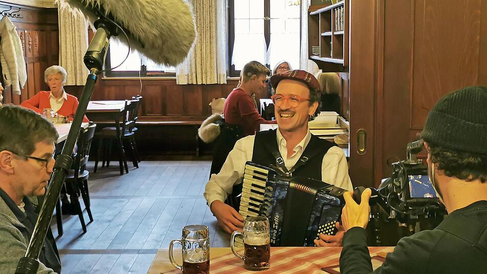 David Saam spielt im Kurzfilm auf