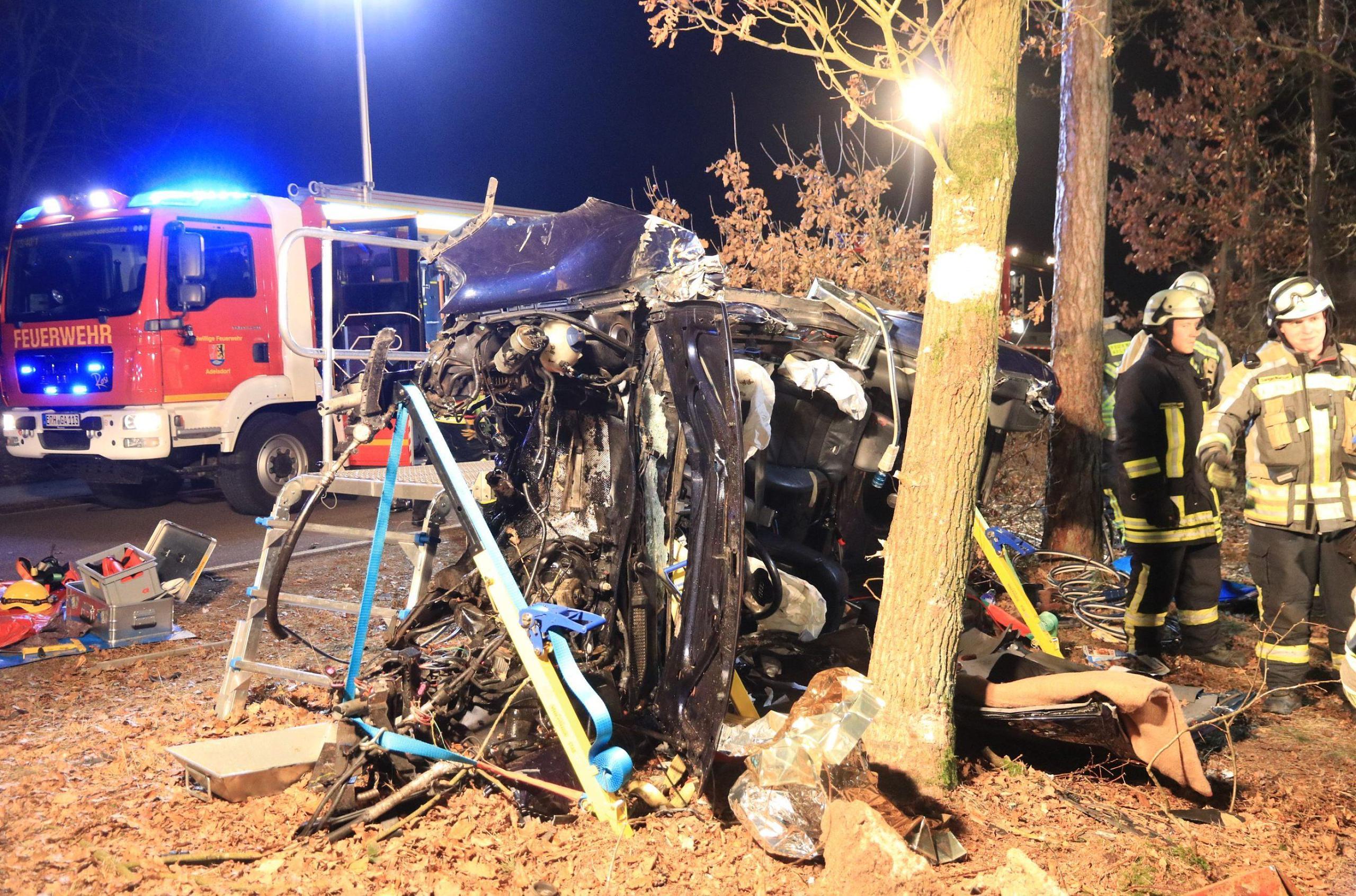 Kreis Forchheim: Betrunkener 19-Jähriger kracht mit Auto gegen Baum