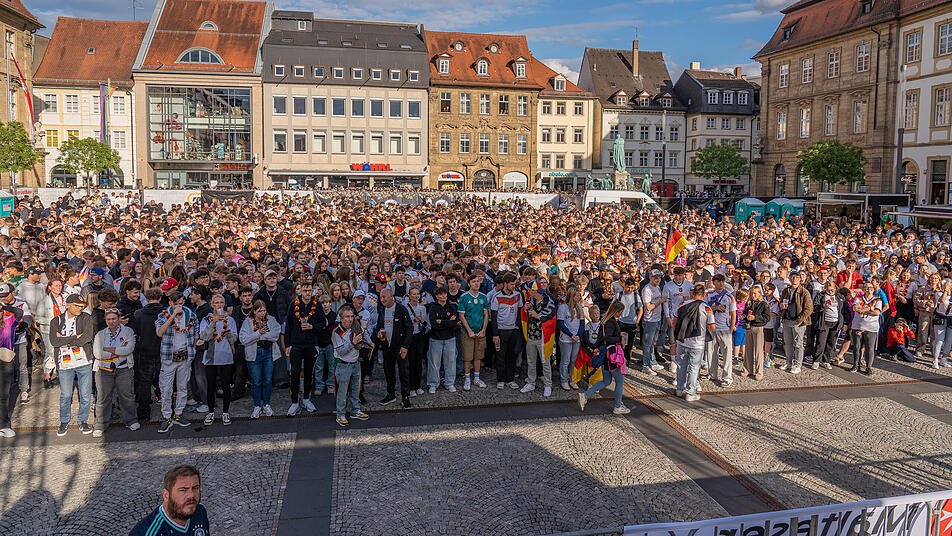 Massen feiern in Bamberg WM-Auftakt: Video von "Bayerns einziger Fanmeile"