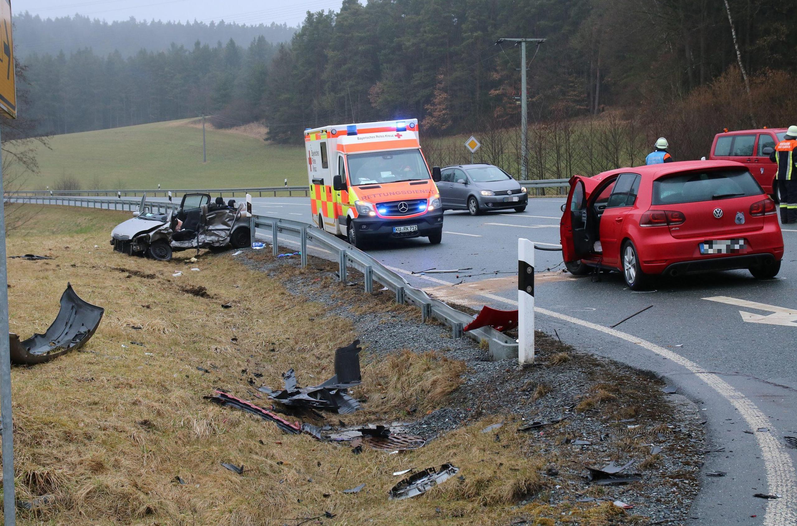 Tödlicher Unfall auf der B85 im Kreis Kulmbach: Autofahrer stirbt - zwei Menschen verletzt