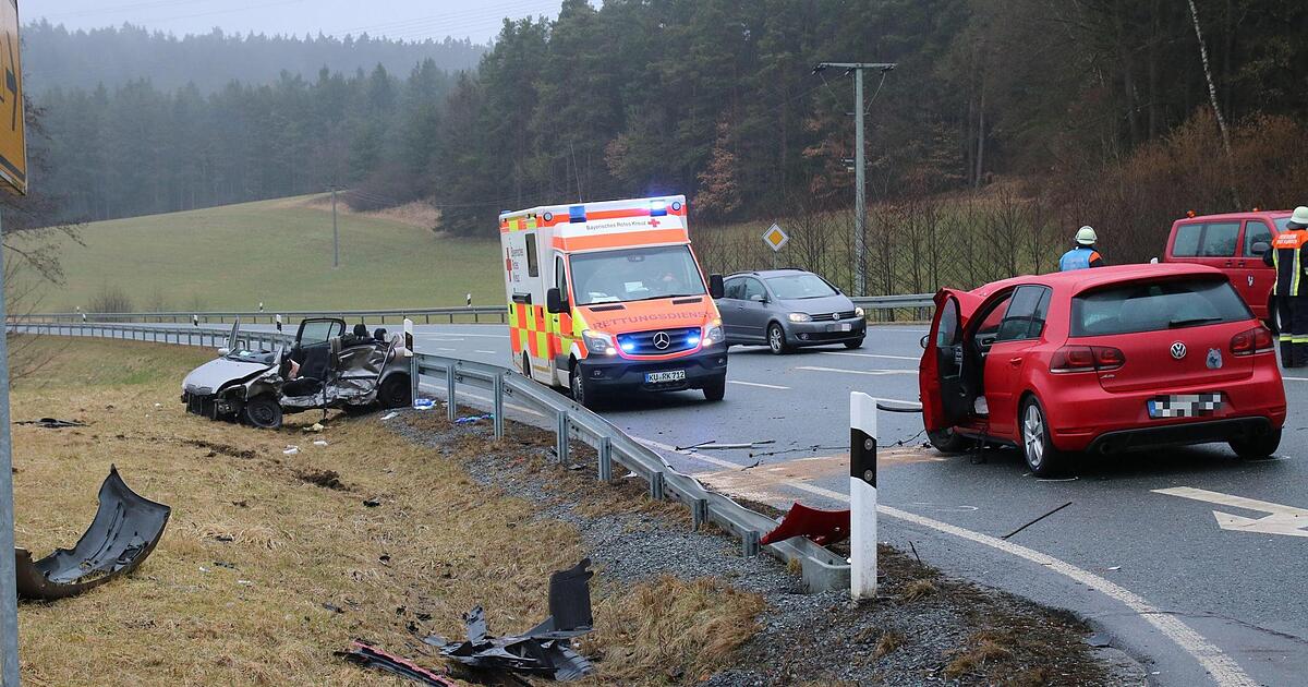Tödlicher Unfall auf der B85 im Kreis Kulmbach: Autofahrer stirbt - zwei Menschen verletzt