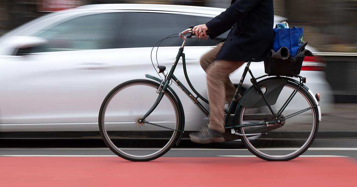 Erlangen: Ärger im Straßenverkehr - Autofahrer schlägt Radfahrer