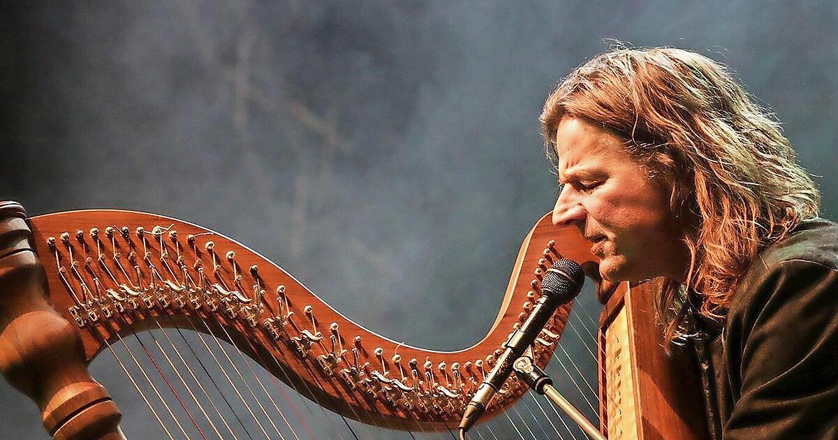 Andy Lang spielt im Pfarrgarten