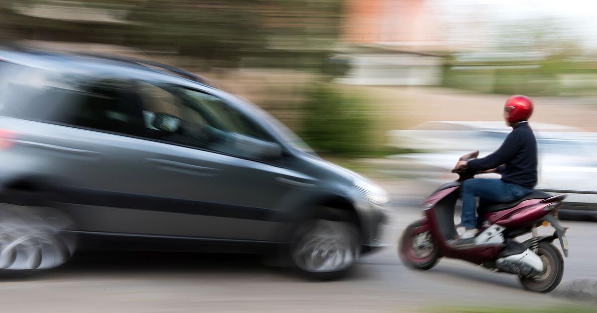 Kreis Roth: Mopedfahrer bei Unfall schwer verletzt - Zusammenstoß mit Auto