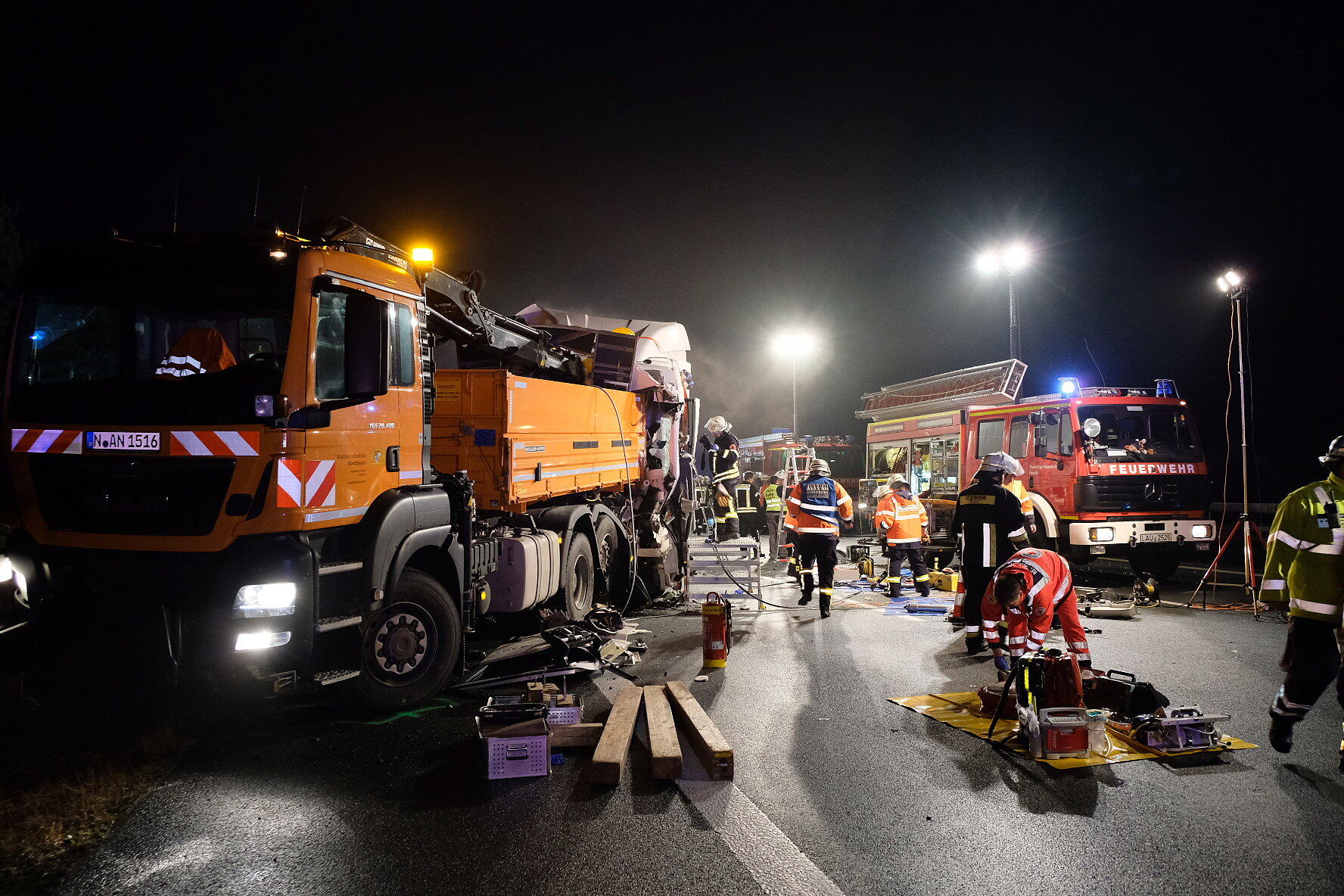 Bilder von: Schwerer Lkw-Unfall auf der A9 bei Nürnberg-Feucht: Fahrer eingeklemmt und ...