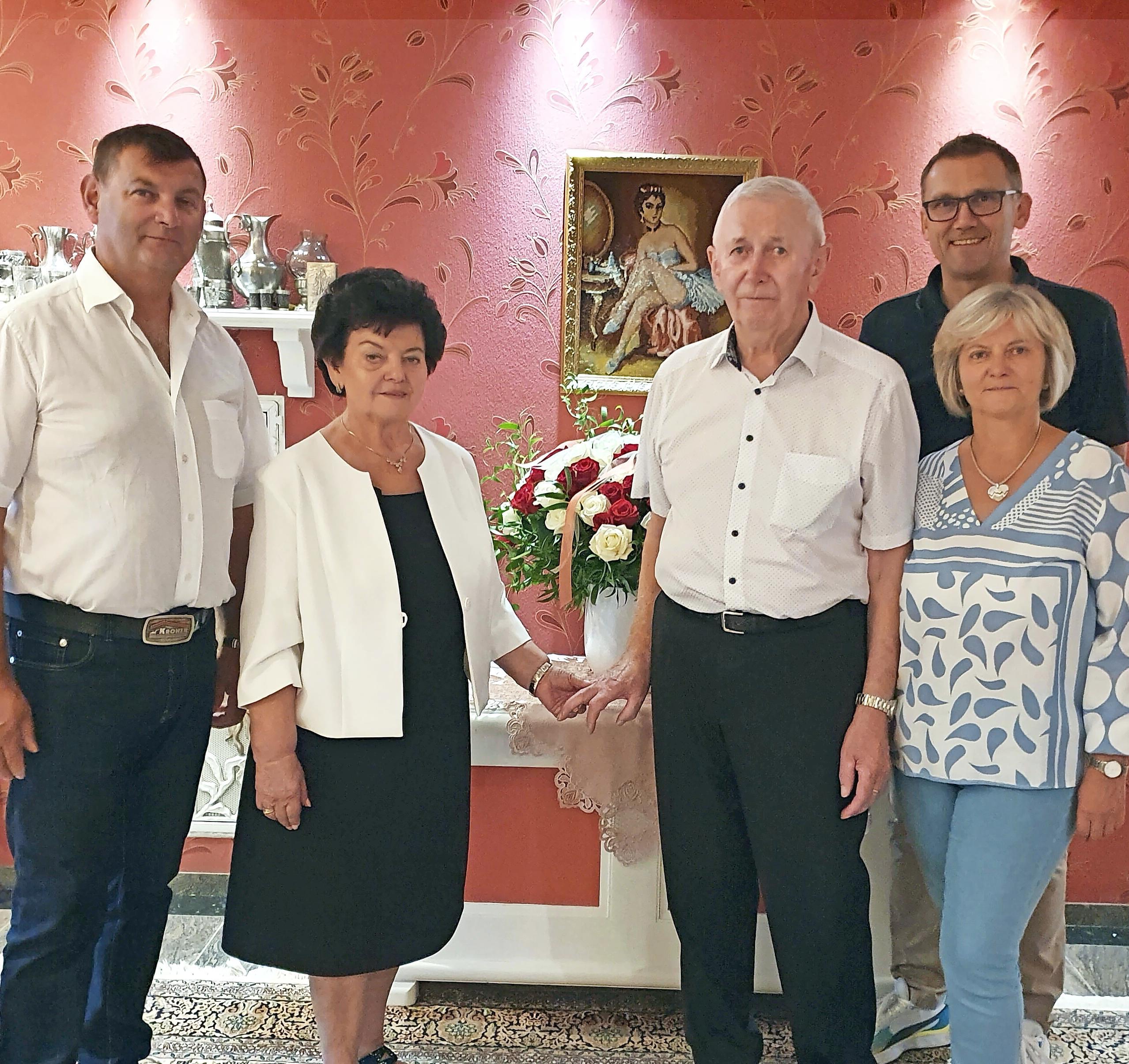 Weiße und rote Rosen für die Jubelbraut zum 60. Hochzeitstag