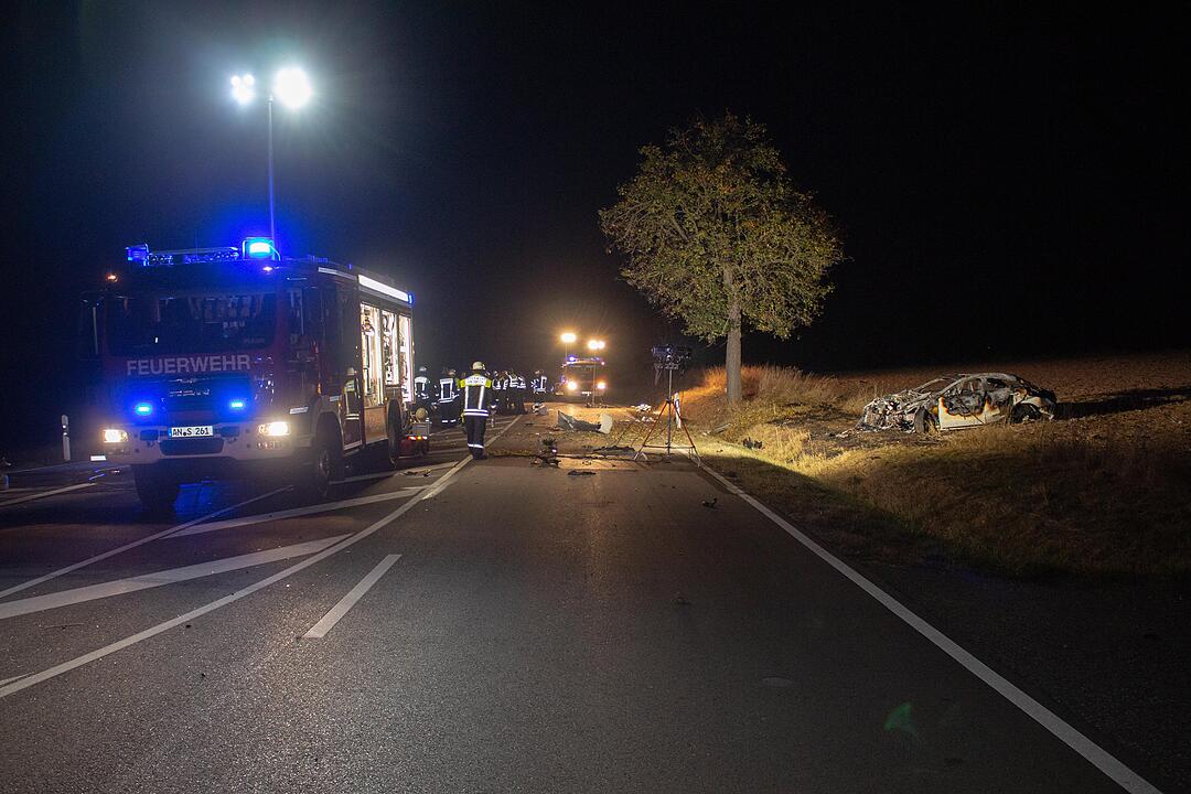 Tödlicher Unfall im Kreis Ansbach: Junge Autofahrerin prallt gegen Baum, Auto brennt komplett ...