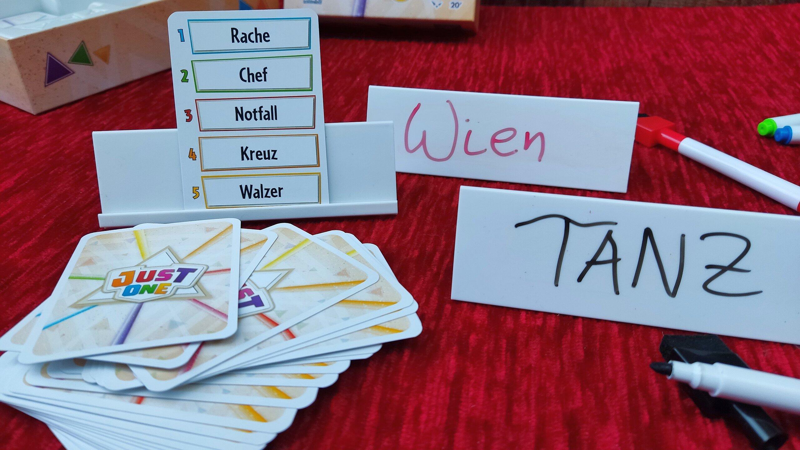 Spiele-Test "Just One": Das wohl beste kooperative Partyspiel - so ...