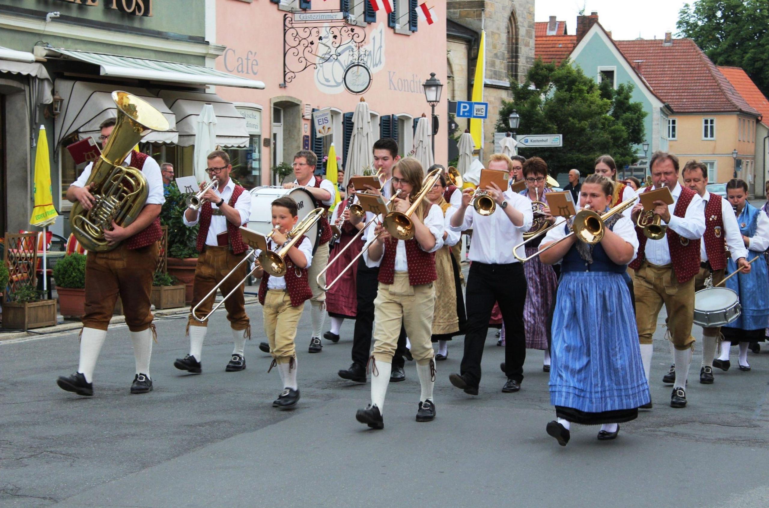 Auftakt nach Maß und mit Marschmusik