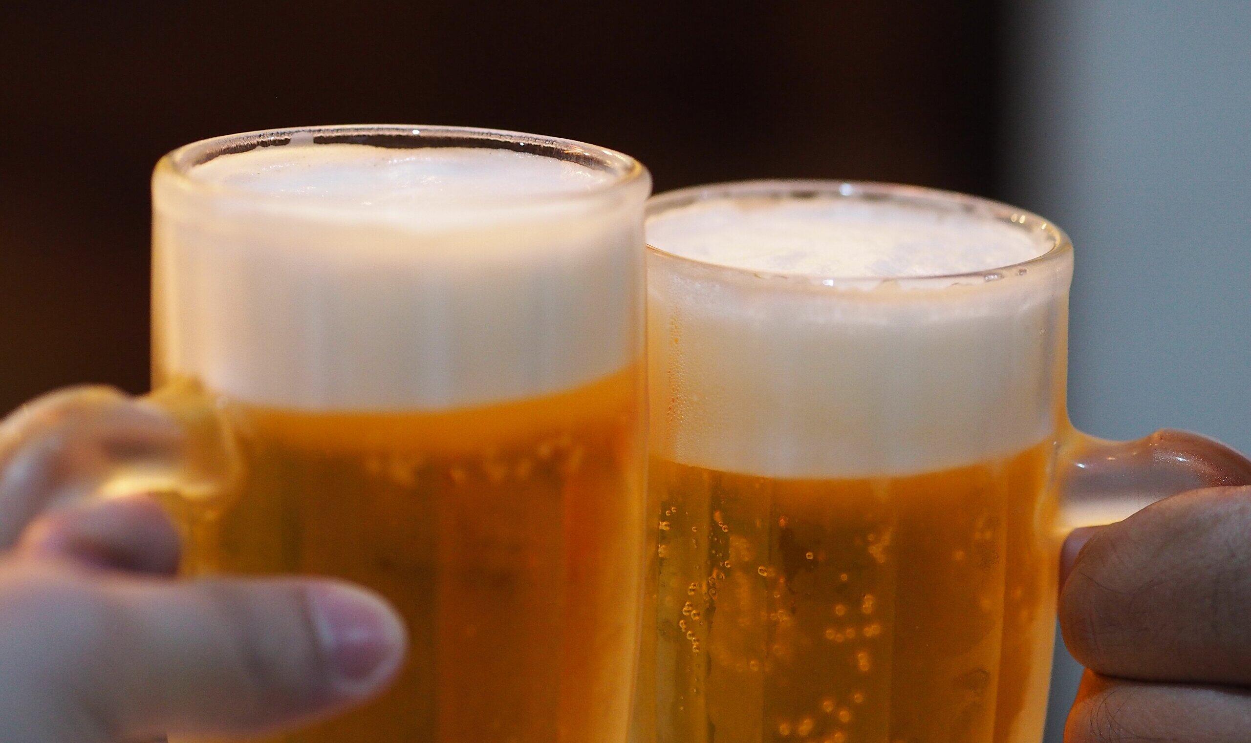Bier trinken: Absetzen nach dem Anstoßen - was bedeutet diese Geste ...