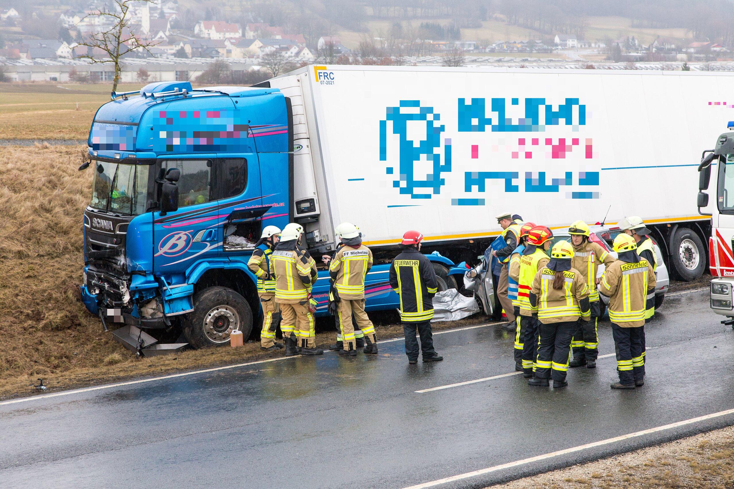 Tödlicher Unfall auf B303: Auto kracht in Lkw und wird mitgerissen ...