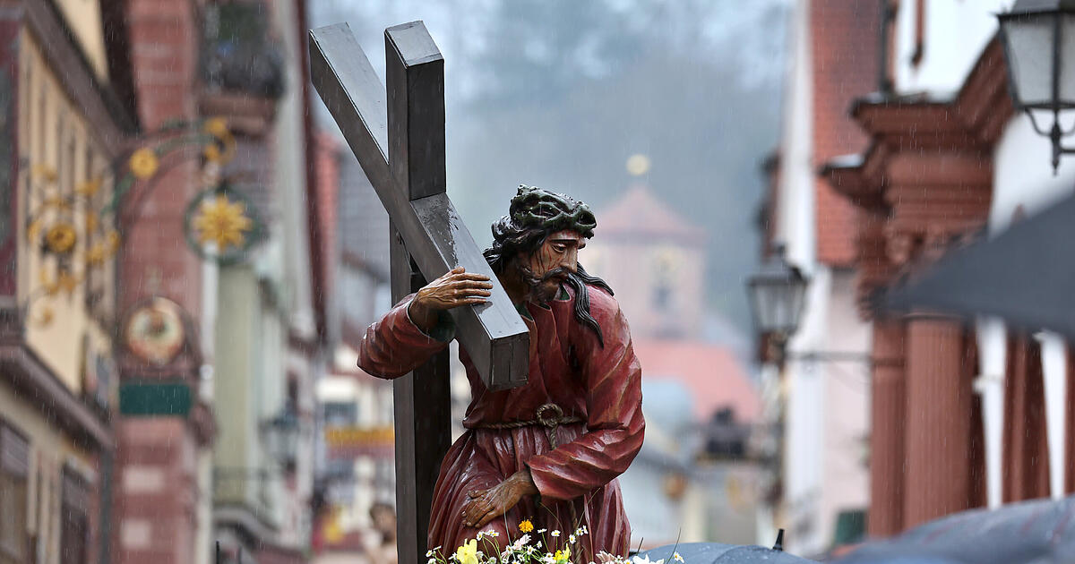 Karfreitag verstehen: Ursprung, Bräuche und gesetzliche Regelungen