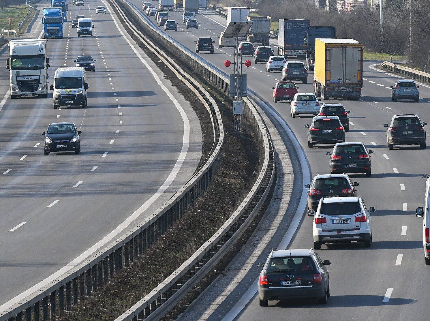 Autobahn-Auffahren: Polizei und ADAC erklären, wie du richtig einfädelst